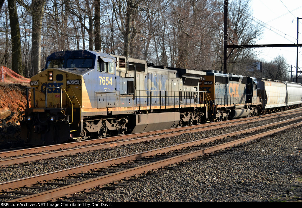 CSX C40-8W 7654 leads Q418-09